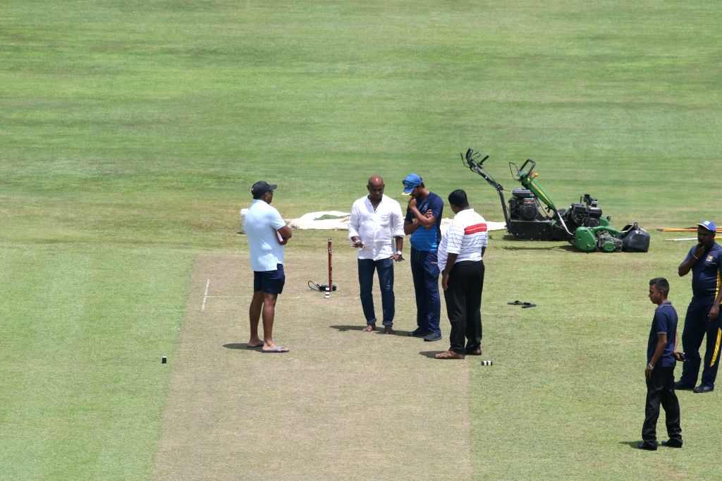 Pallekele (Sri Lanka): Dinesh Chandimal inspects pitch
