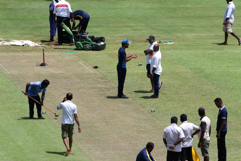 Pallekele (Sri Lanka): Dinesh Chandimal inspects pitch