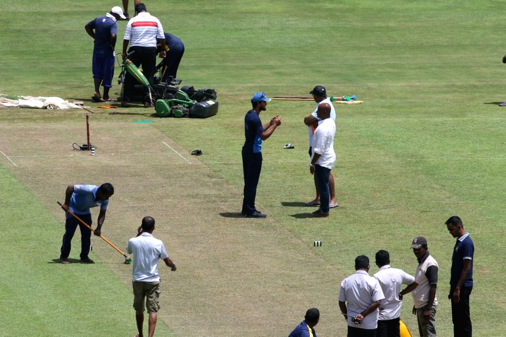 Pallekele (Sri Lanka): Dinesh Chandimal inspects pitch