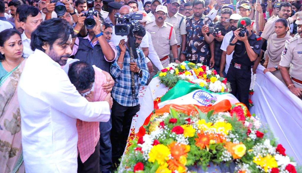 Sri Sathya Sai: Pawan Kalyan Pays Tributes to martyred soldier Murali Naik