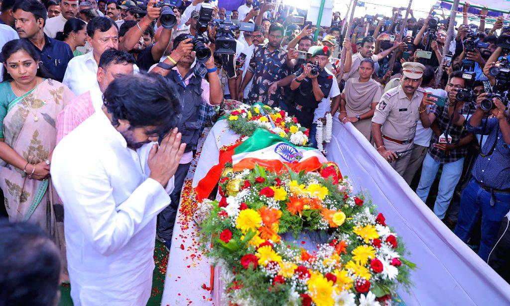 Sri Sathya Sai: Pawan Kalyan Pays Tributes to martyred soldier Murali Naik