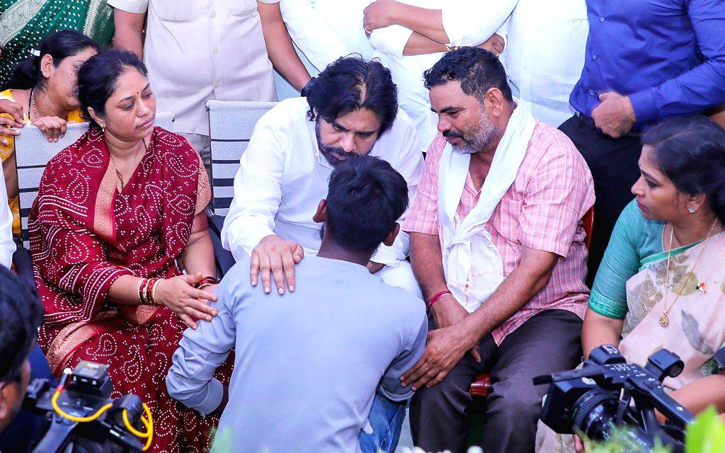 Sri Sathya Sai: Pawan Kalyan Pays Tributes to martyred soldier Murali Naik