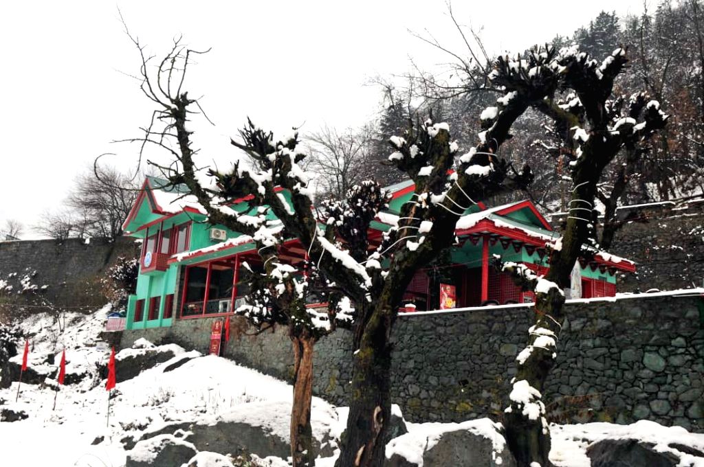 Scattered light rain, snow in Kashmir