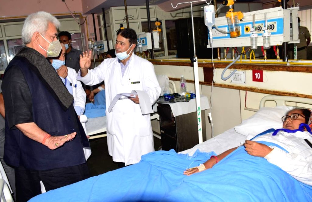 Srinagar : Jammu and Kashmir Lieutenant Governor Manoj Sinha visited ...
