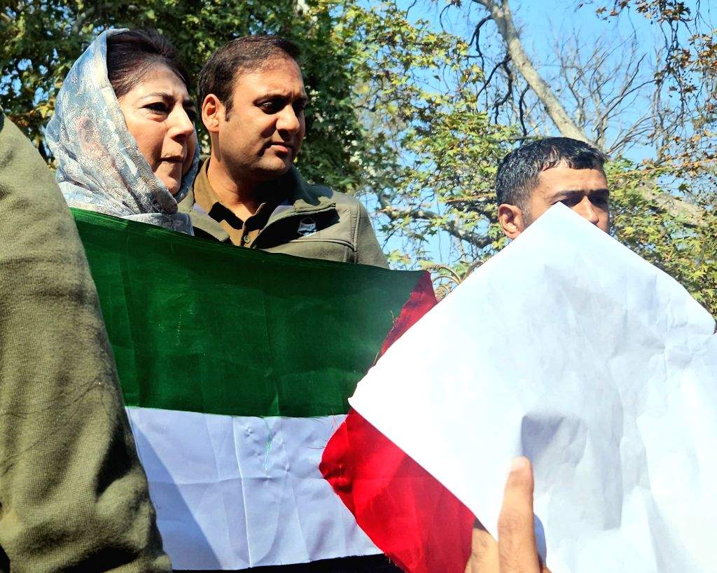 Srinagar : PDP chief Mehbooba Mufti holding Palestinian flag leads pro ...
