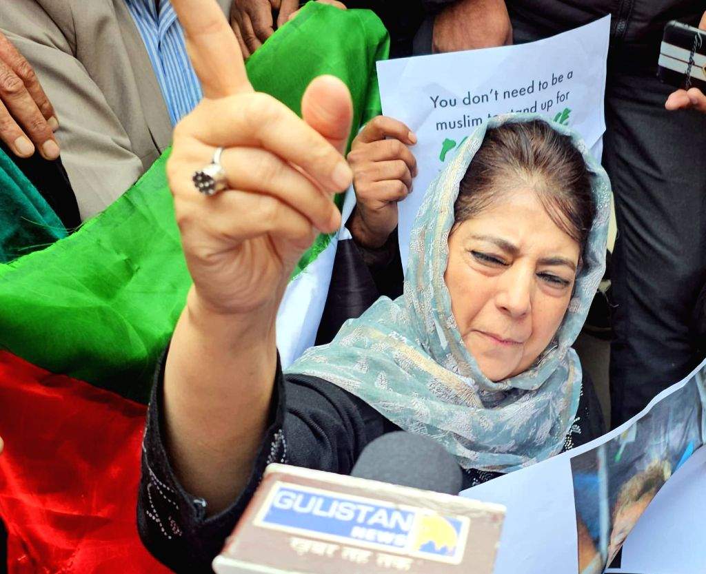 Srinagar : PDP chief Mehbooba Mufti holding Palestinian flag leads pro ...