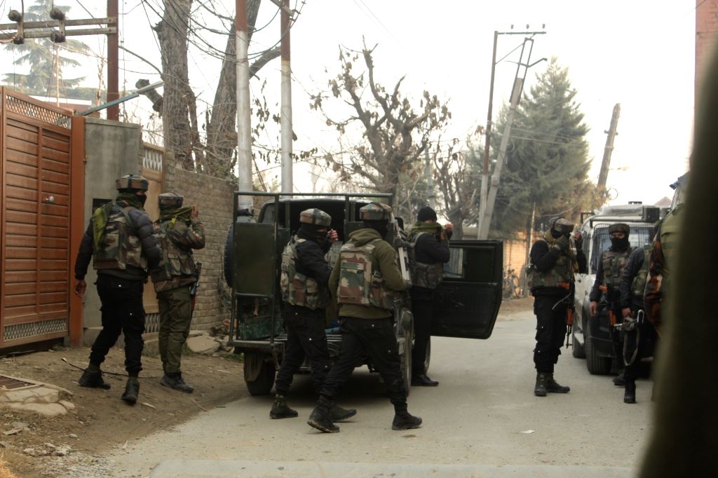 Militants attack police bus in Srinagar, 8 injured