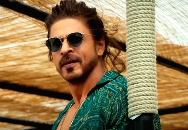 SRK gives hilarious reply to fan waiting outside Mannat to catch a ...