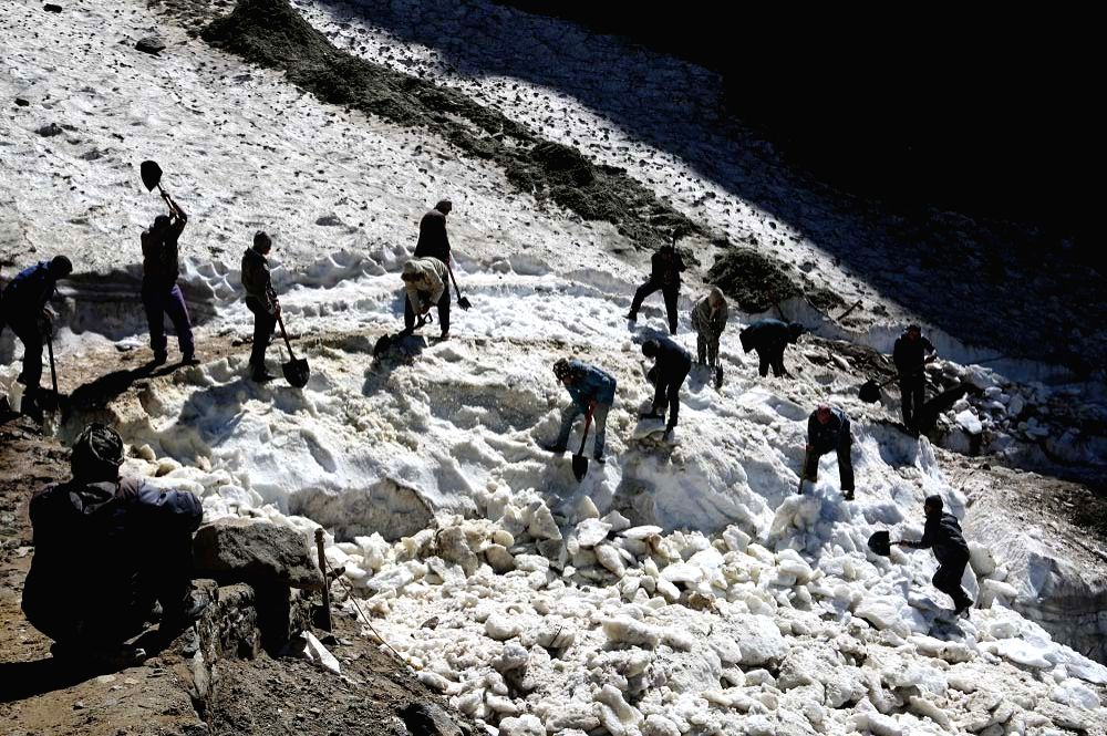 SDRF personnel remove snow from road in Kedarnath