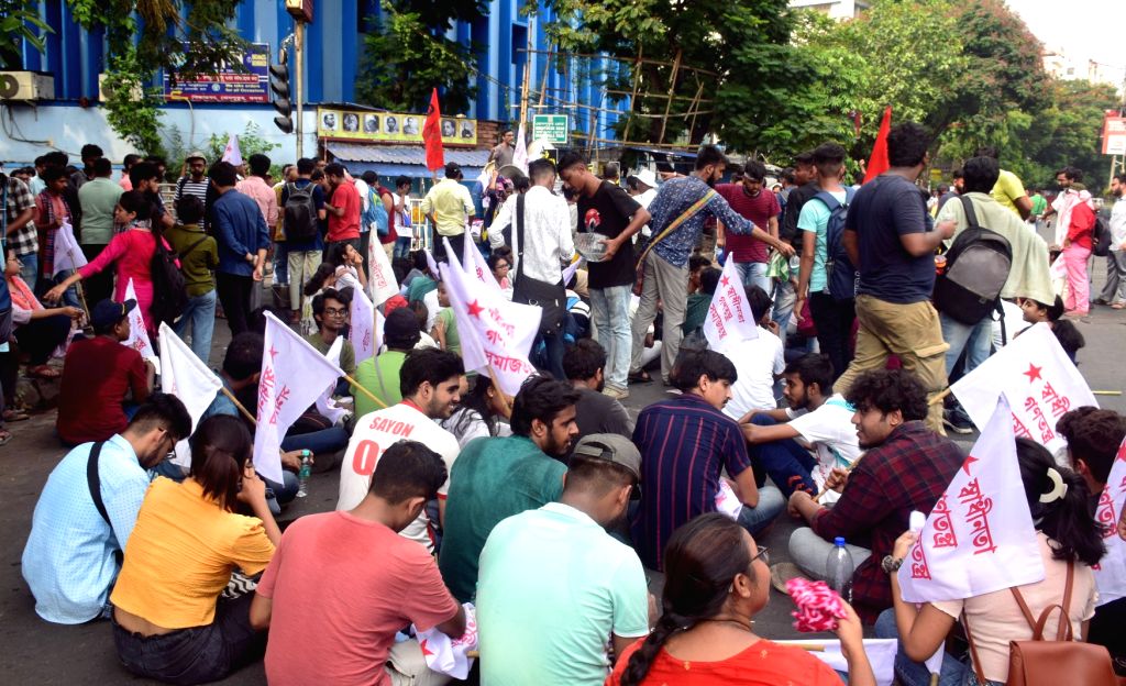 Kolkata : SFI activists participate in a protest march to DI office ...