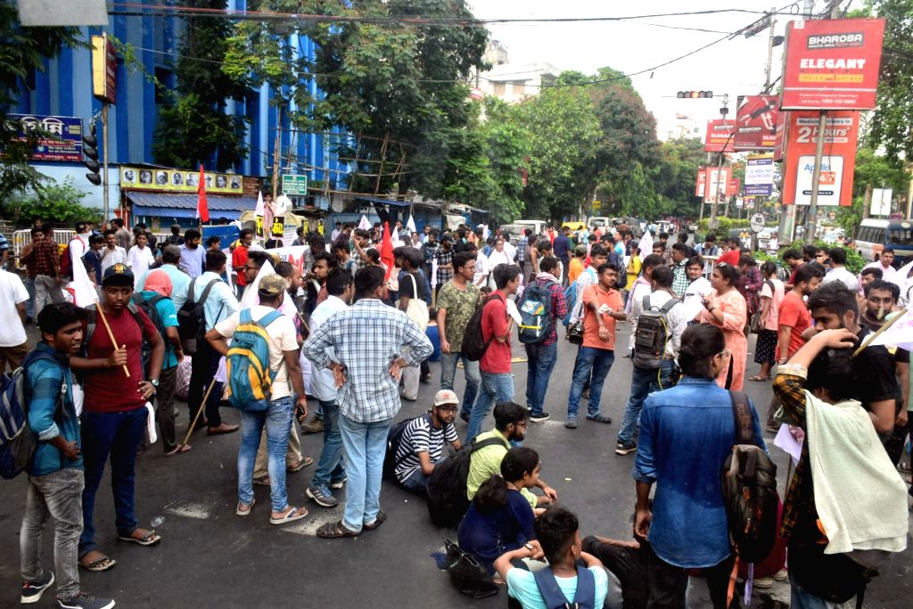 Kolkata : SFI activists participate in a protest march to DI office ...