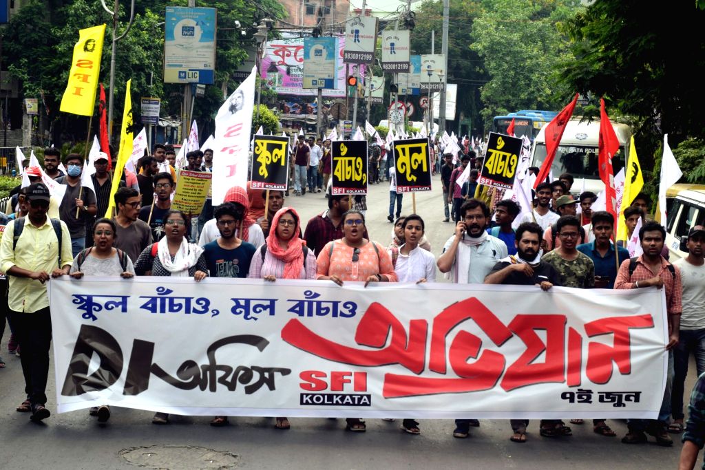 Kolkata : SFI activists participate in a protest march to DI office ...