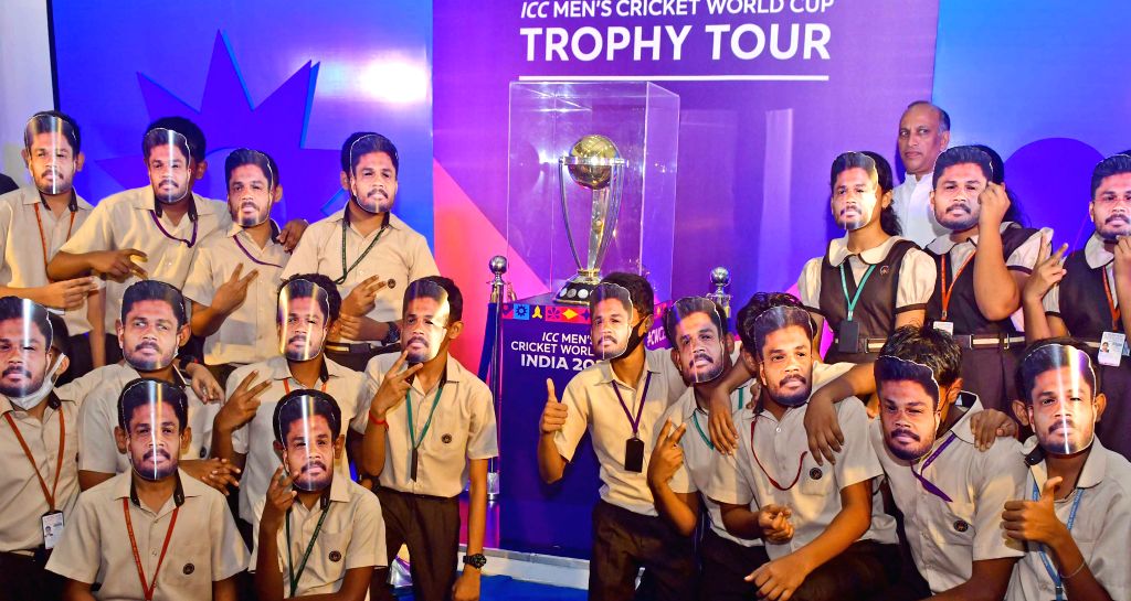 Students of SH College Thevara pose pose with the cricket 'world cup ...
