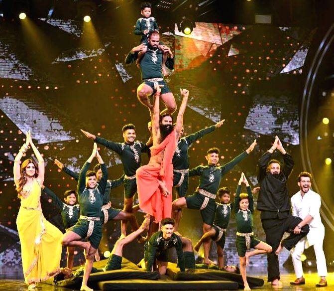 Swami Ramdev performs Mallkhamb stunts on 'IGT 10' stage