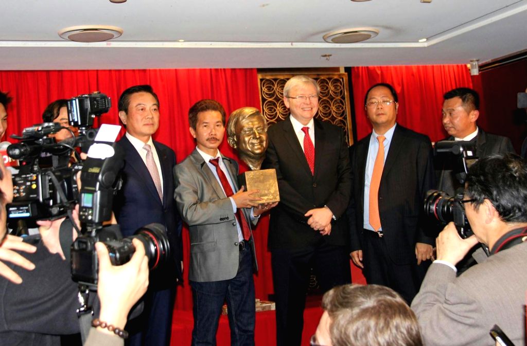 Kevin Rudd with representatives of Australian Chinese
