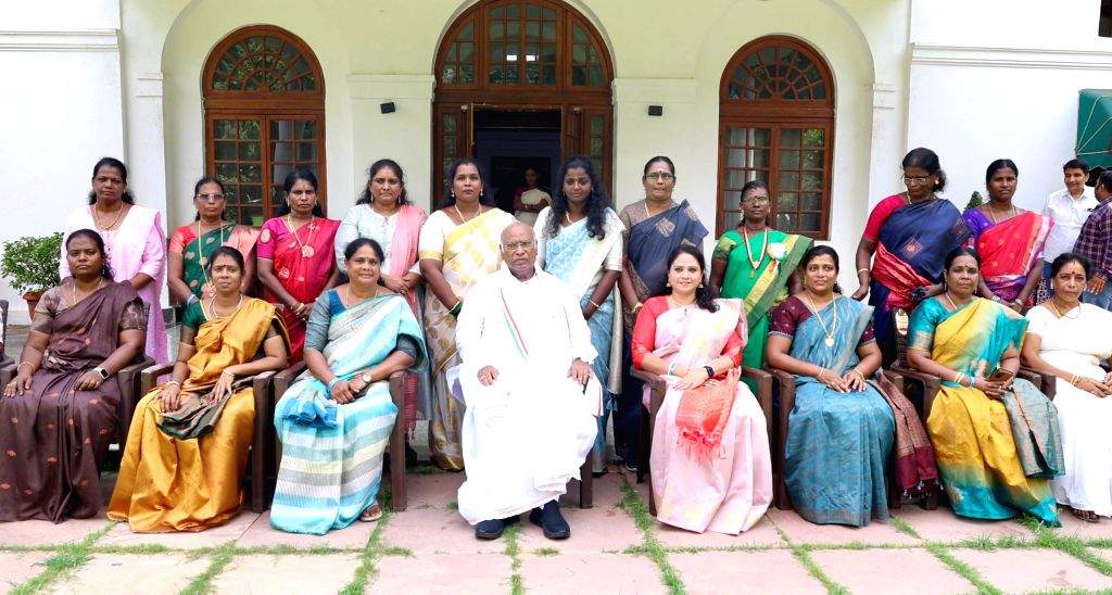 Tamil Nadu Mahila Congress delegation meets Congress President ...