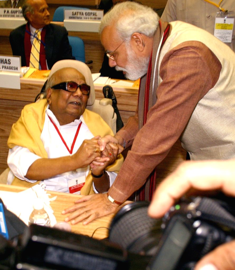 Tamilnadu CM Karunanidhi and Gujarat CM Narendra Modi at the Chief ...