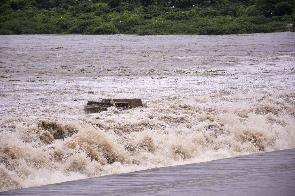 Tapi river overflows after heavy rains