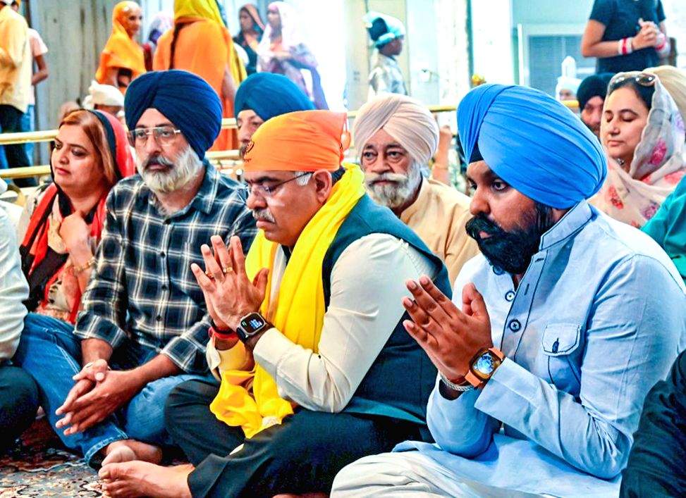 Tarun Chugh offers prayers at Gurdwara Bangla Sahib