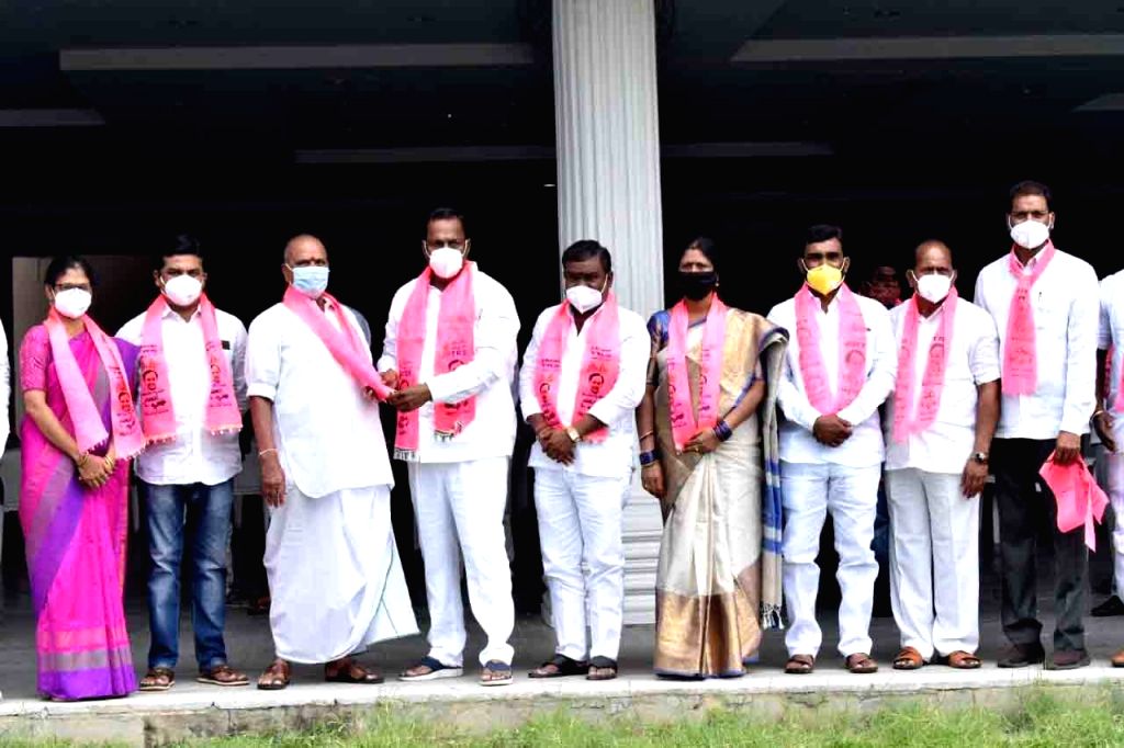 Congress leaders join TRS