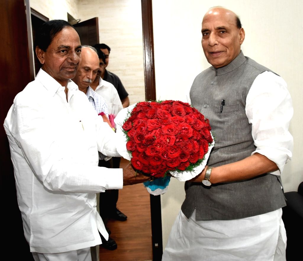 KCR meets Narendra Modi