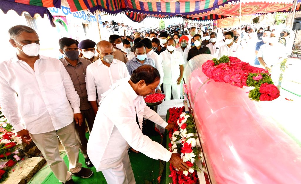 K. Chandrashekar Rao pays tributes to TRS MLA S. Ramalingareddy