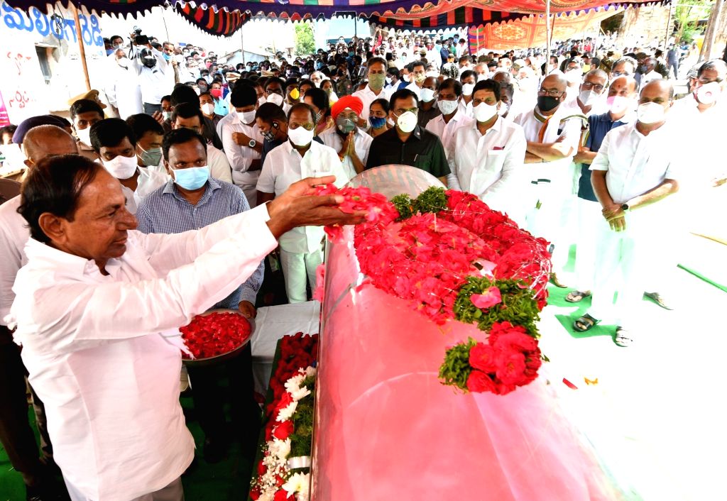 K. Chandrashekar Rao pays tributes to TRS MLA S. Ramalingareddy