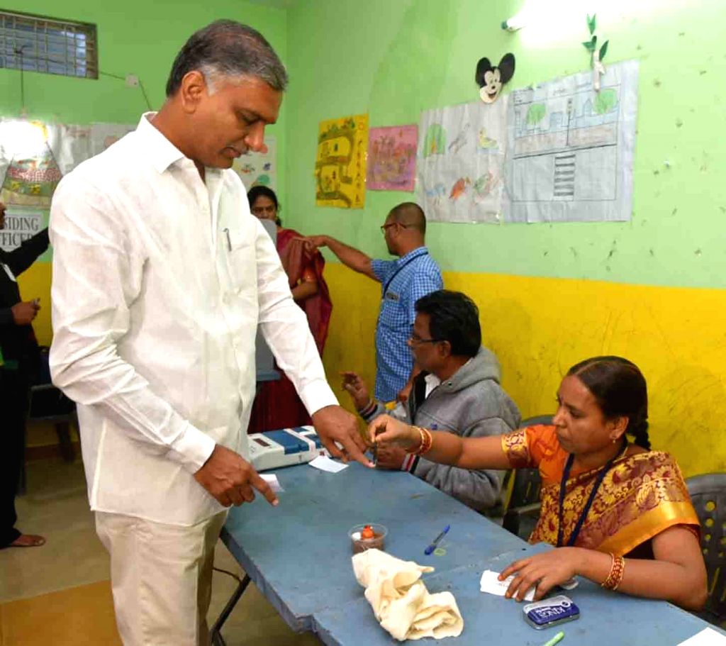 Telangana Assembly election - T Harish Rao casts his vote
