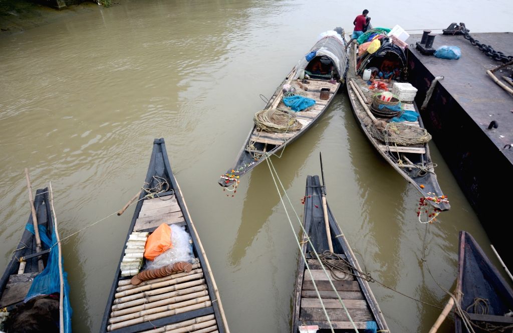 The boatmen are worshiping the boat at the Ganges ghat during the ...
