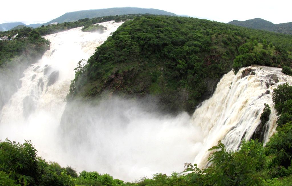 Overflowing Gaganachukki Falls following heavy discharge from KRS and ...