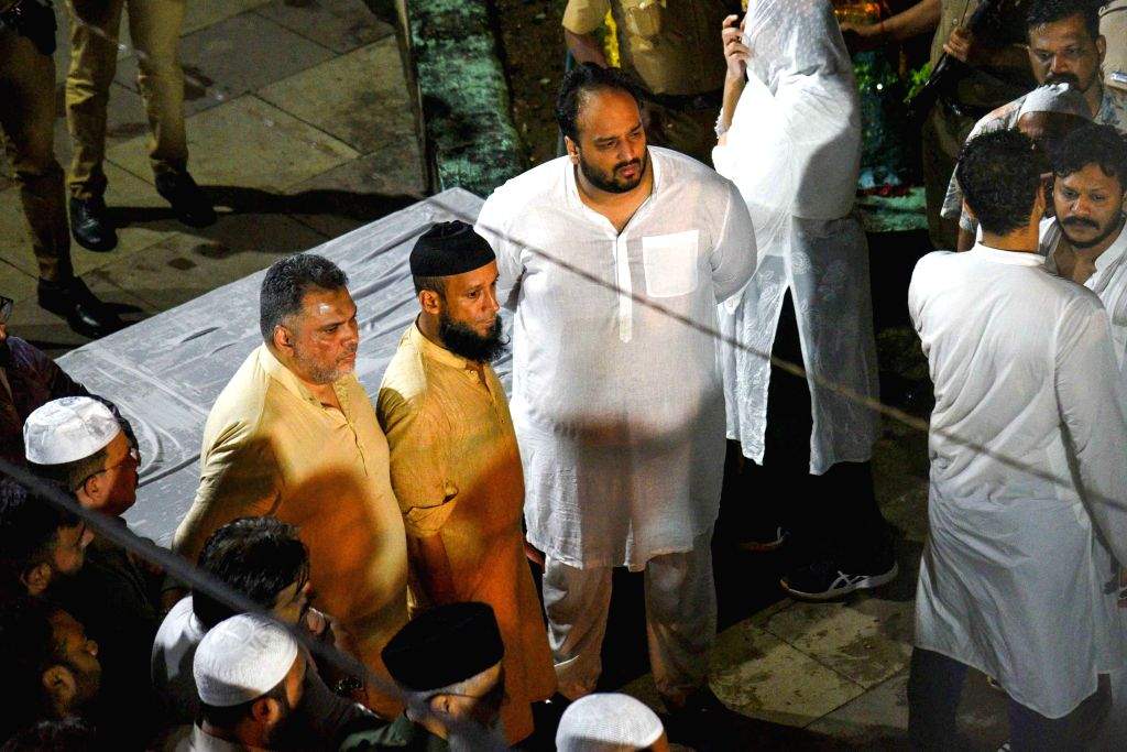 The last rites of Baba Siddique are performed at Bada Qabrastan