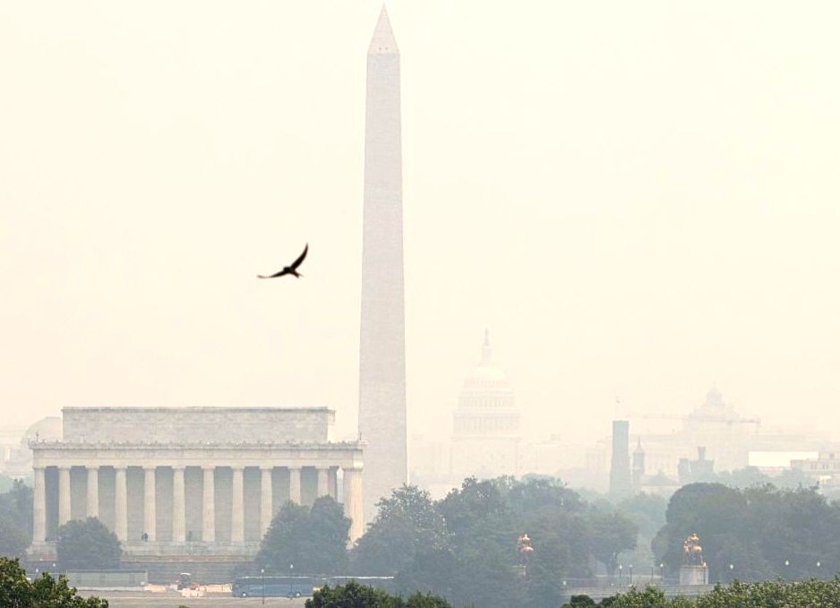 New York : The Lincoln Memorial is shrouded in haze