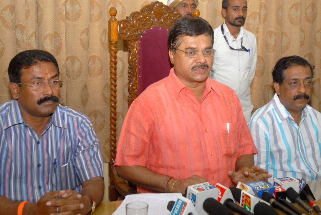 Srinivas and Venkateshamurthy addressing press conference at BBMP ...