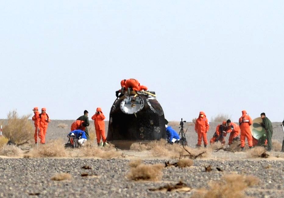 The return capsule of the Shenzhou-13 manned spaceship lands ...
