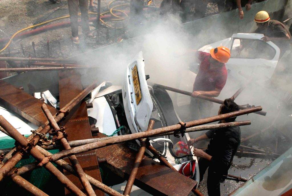 Flyover collapses, people trapped in debris
