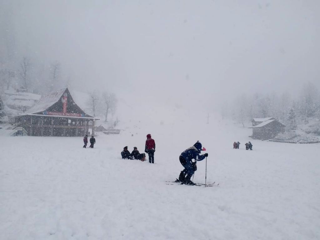 Manali gets season's first snowfall