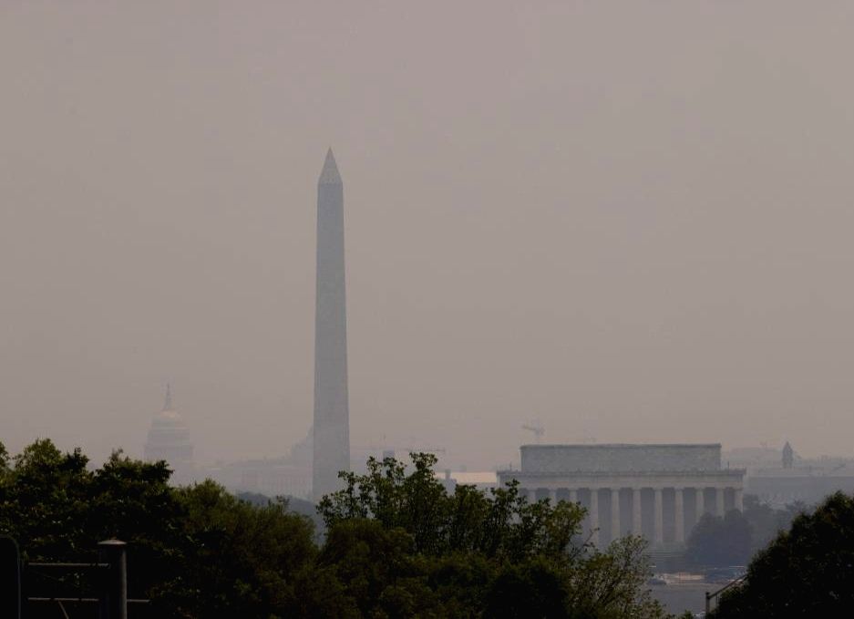 New York : The U.S. Capitol building, the Washington Monument and the ...