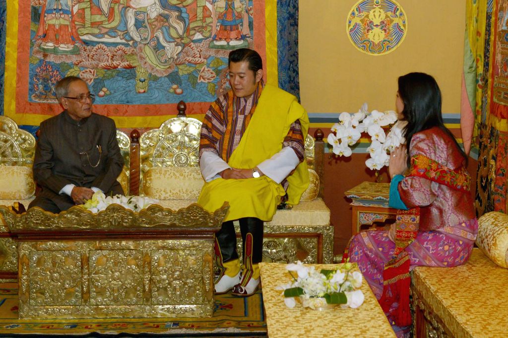 President Mukherjee with King of Bhutan at Tashichhodzong