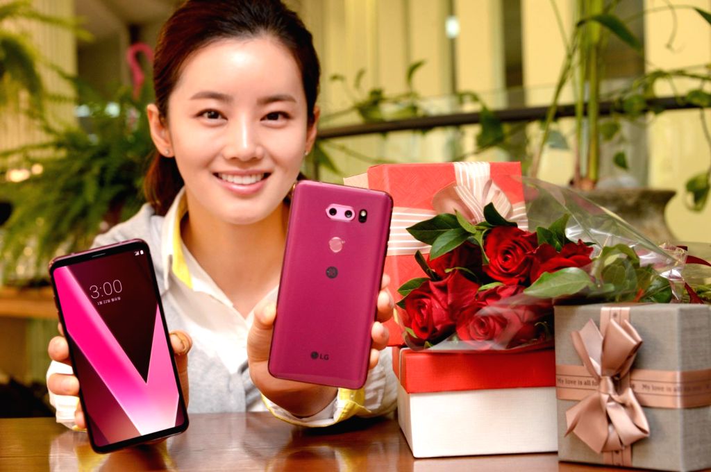 LG's new-color V30 smartphone