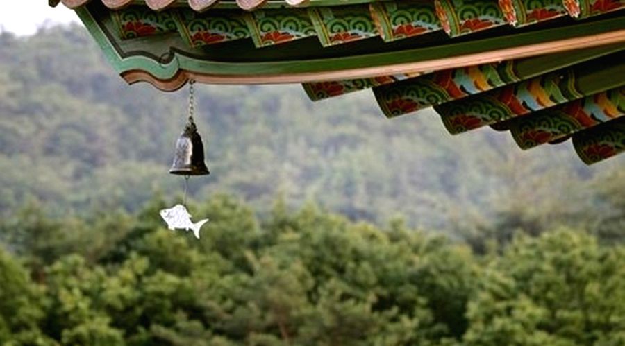 Seoul :A wind chime at Beopju Temple on Mount Songni