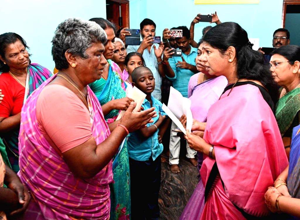 Thoothukkudi : DMK MP Kanimozhi visits the residence of Mariyappan, a ...