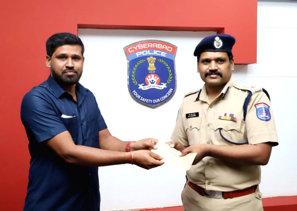 Free photo : Three drug peddlers held in Hyderabad, Cocaine seized