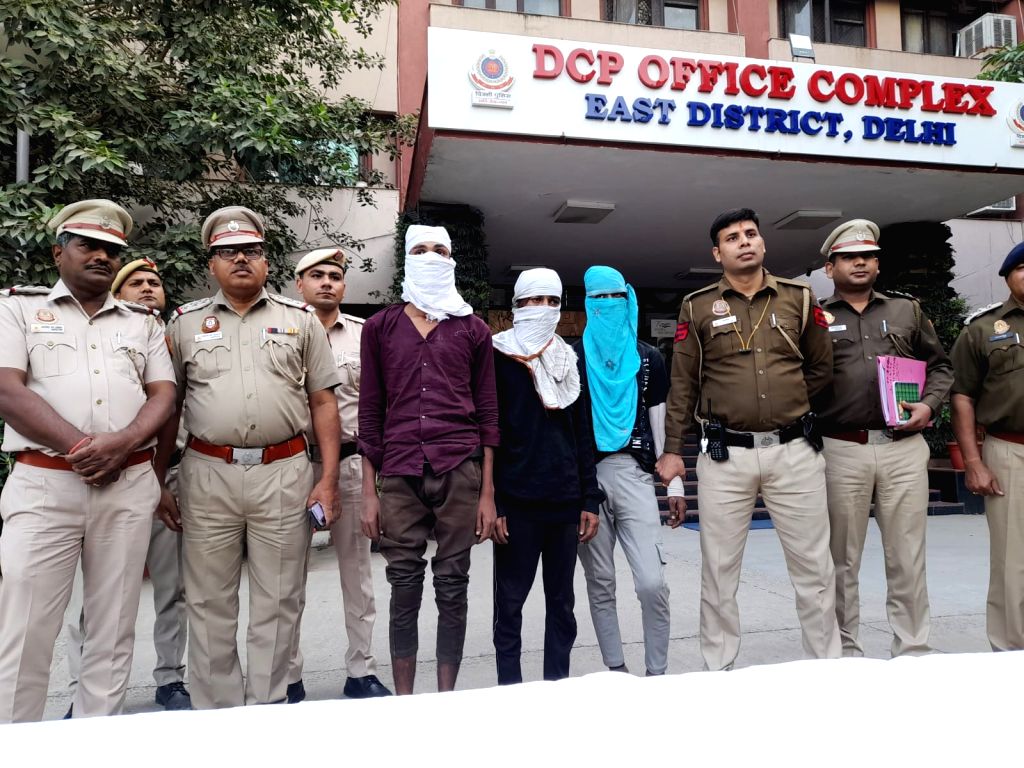 Free photo :Delhi: Three held for robbing commuters in moving bus