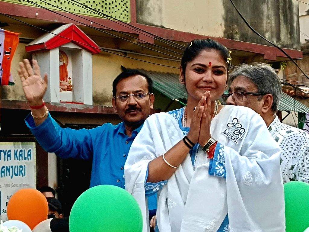 TMC candidate of Jadavpur Lok Sabha Sayani Ghosh campaigns for Lok ...