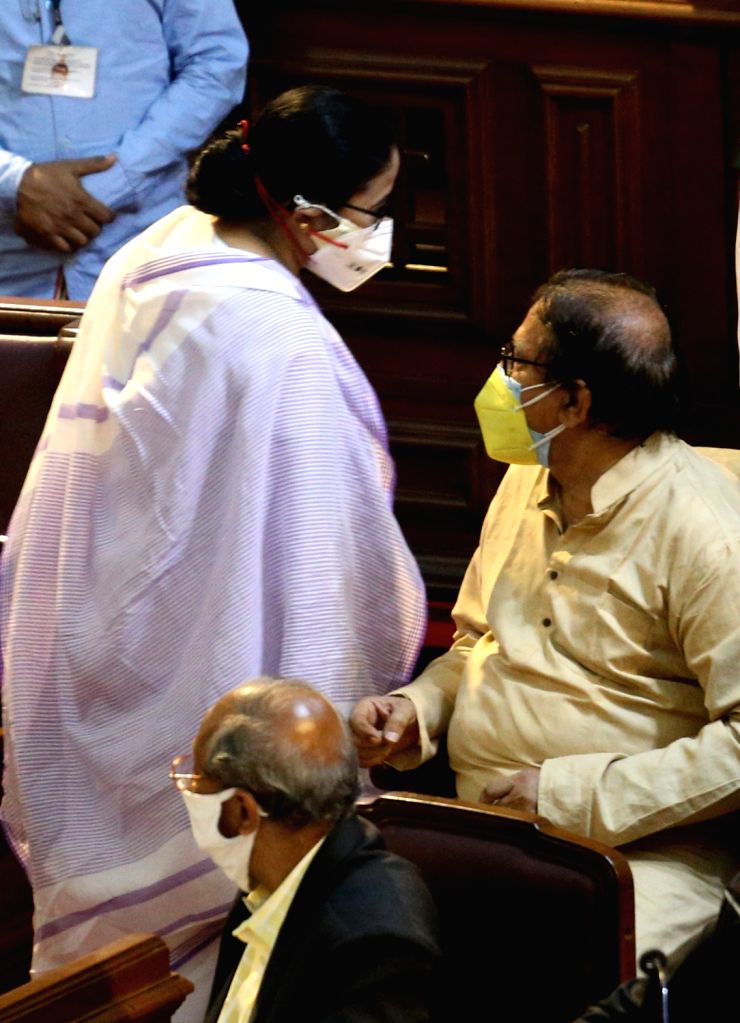 TMC supremo and West Bengal Chief Minister Mamata Banerjee with party ...