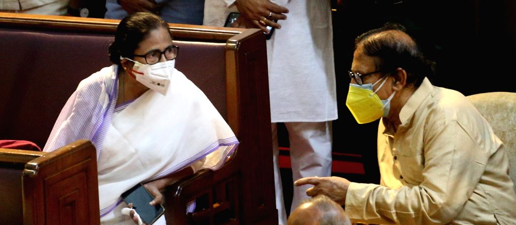 TMC supremo and West Bengal Chief Minister Mamata Banerjee with party ...