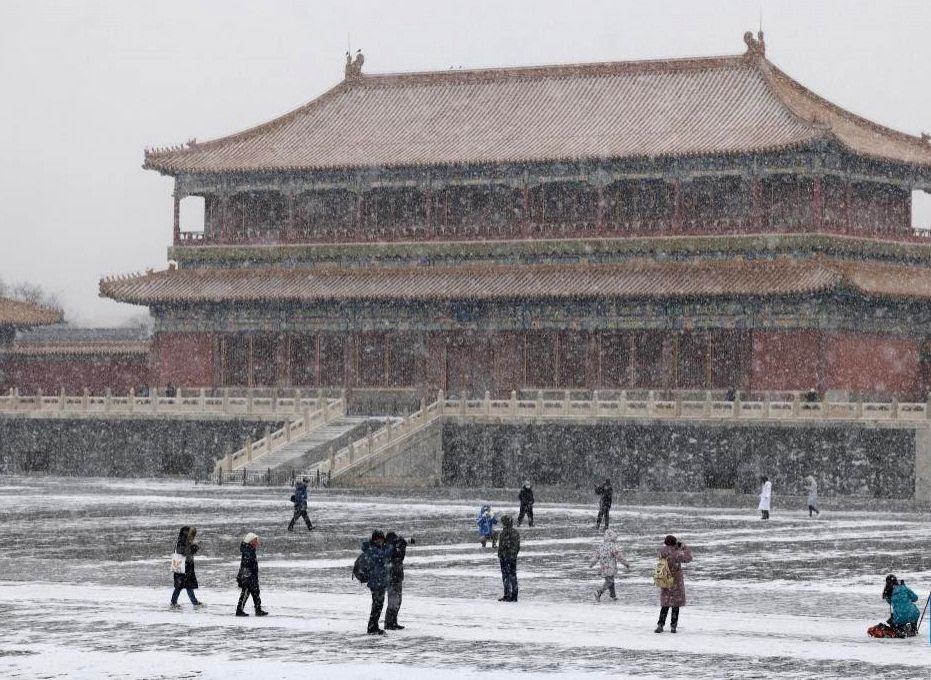 Beijing : Tourists enjoy the snow scenery of the Palace Museum in Beijing