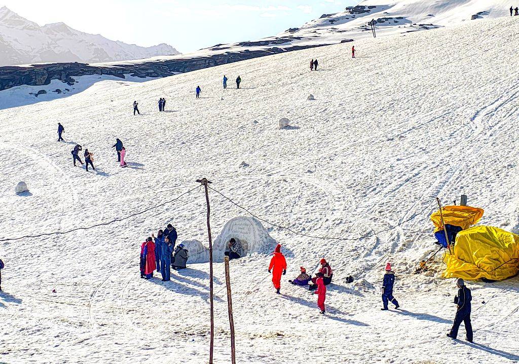Tourists Flock to Rohtang Amid Summer Rush