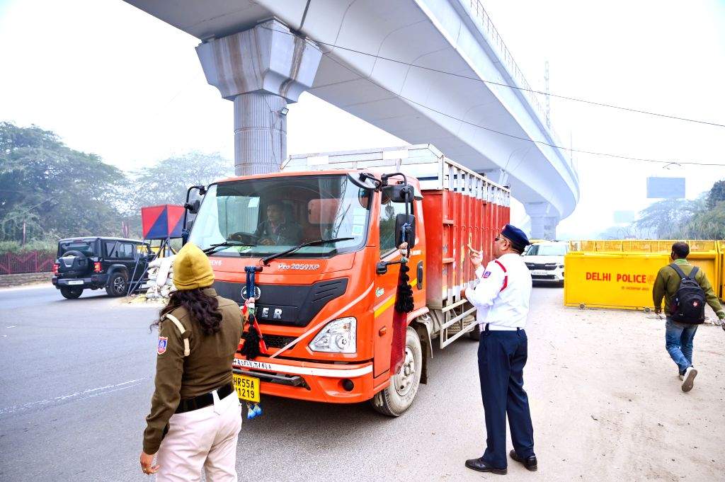 Traffic Police Conduct Vehicle Checks at Gurgaon-Ghitorni Border