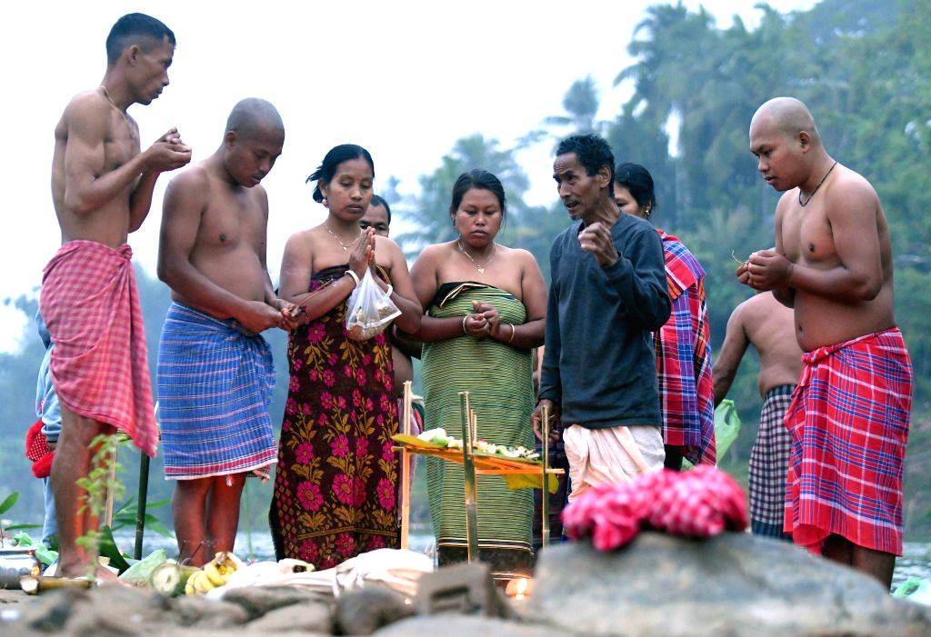 Tribal Hindu people offers prayers during the Pous-Sankranti Mela